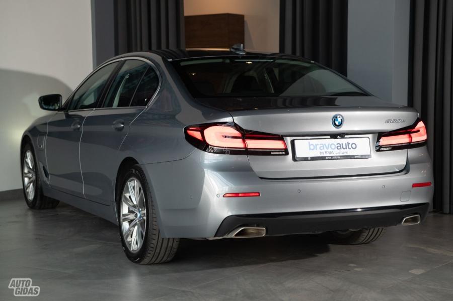 Grey BMW 530 2023 in Kaunas, with an engine capacity of 2.00 L and mileage of 84 thousand km for 34441 €, photo 8 on AUTOMOTO.COM.LV
