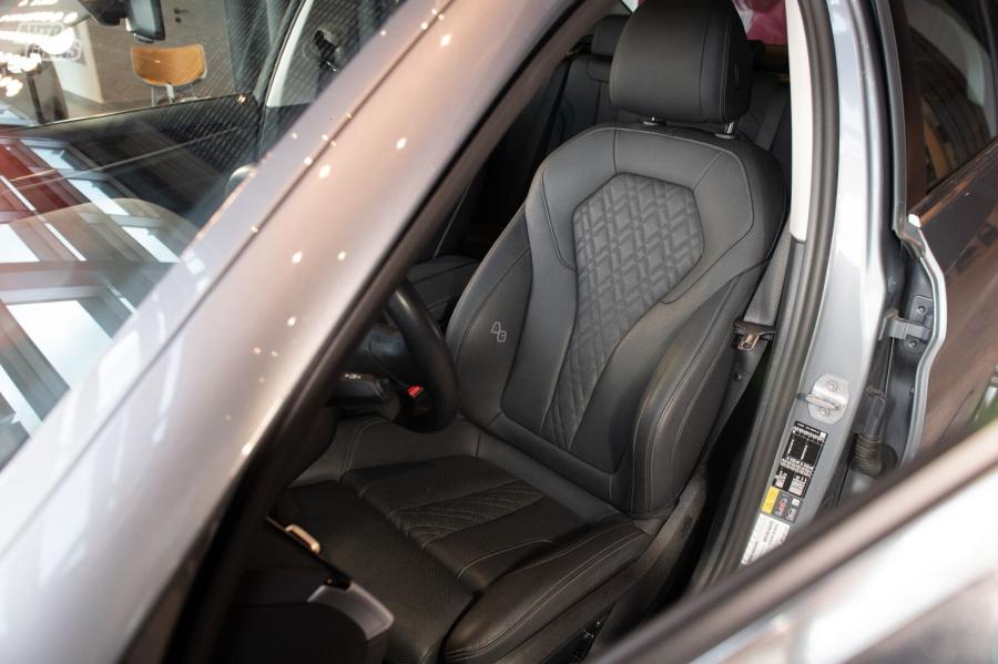 Grey BMW 530 2023 in Kaunas, with an engine capacity of 2.00 L and mileage of 84 thousand km for 34441 €, photo 12 on AUTOMOTO.COM.LV