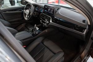 Grey BMW 530 2023 in Kaunas, with an engine capacity of 2.00 L and mileage of 84 thousand km for 34441 €, photo 19 on AUTOMOTO.COM.LV
