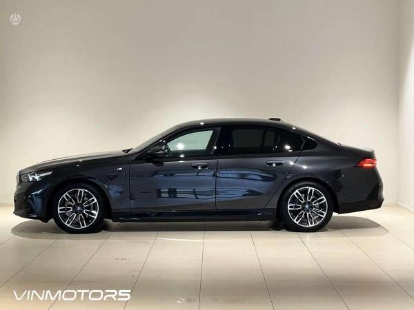 Pelēks BMW 530 2024 Viļņa, ar dzinēja tilpumu 2.00 L un nobraukumu 20 tūkst. km par 53900 €, foto 2 vietnē AUTOMOTO.COM.LV
