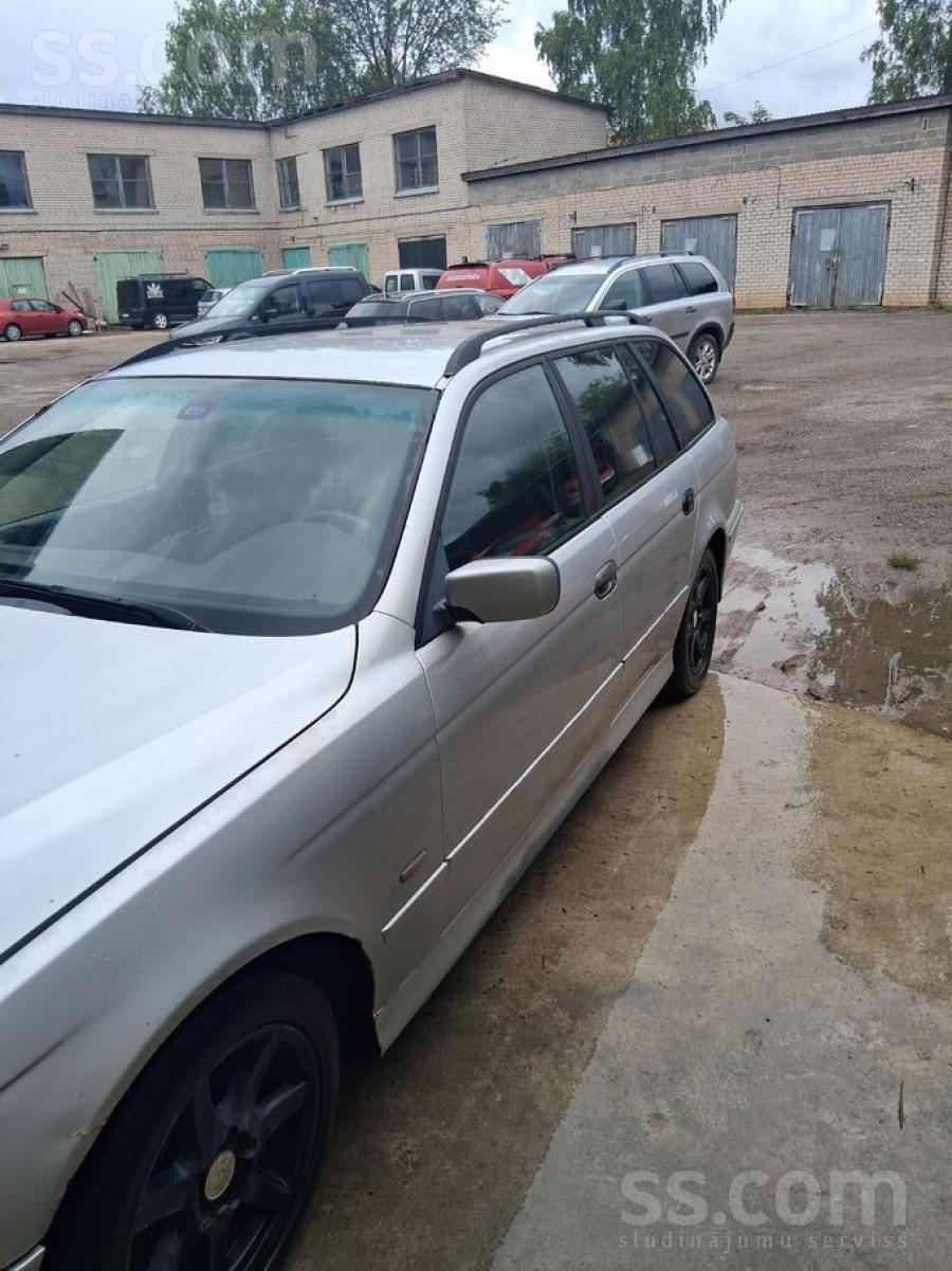 Grey BMW 530 2000 in Aizkraukle, with an engine capacity of 3.00 L and mileage of 449 thousand km for 1850 €, photo 6 on AUTOMOTO.COM.LV