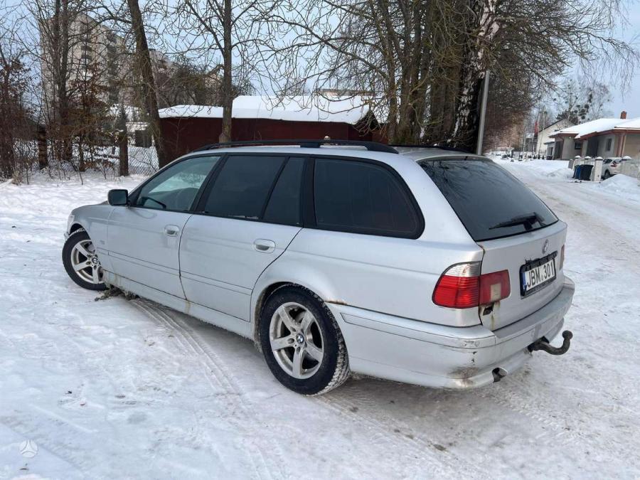 Pelēks BMW 530 2001 Alīta, ar dzinēja tilpumu 2.93 L un nobraukumu 372 tūkst. km par 1600 €, foto 2 vietnē AUTOMOTO.COM.LV