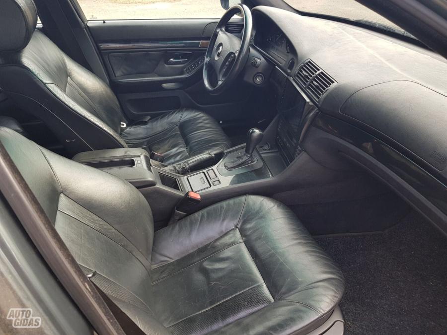 Pelēks BMW 530 2002 Viļņa, ar dzinēja tilpumu 3.00 L un nobraukumu 338 tūkst. km par 899 €, foto 7 vietnē AUTOMOTO.COM.LV