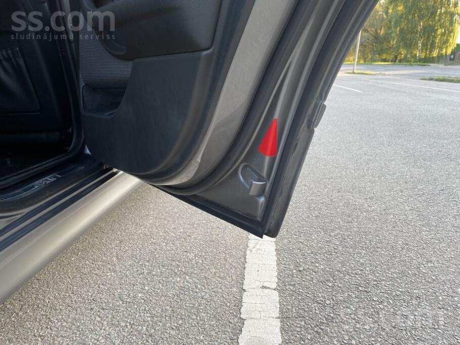 Pelēks BMW 530 2003 Valmiera, ar dzinēja tilpumu 3.00 L un nobraukumu 372 tūkst. km par 3990 €, foto 18 vietnē AUTOMOTO.COM.LV