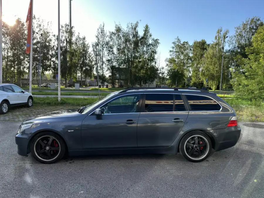 Grey BMW 530 2004 in Riga, with an engine capacity of 3.00 L and mileage of 279 thousand km for 3290 €, photo 4 on AUTOMOTO.COM.LV