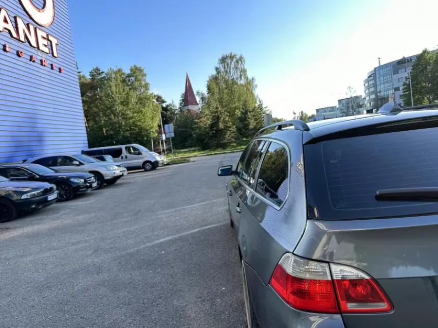 Grey BMW 530 2004 in Riga, with an engine capacity of 3.00 L and mileage of 279 thousand km for 3290 €, photo 10 on AUTOMOTO.COM.LV