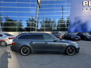 Grey BMW 530 2004 in Riga, with an engine capacity of 3.00 L and mileage of 279 thousand km for 3290 €, photo 12 on AUTOMOTO.COM.LV