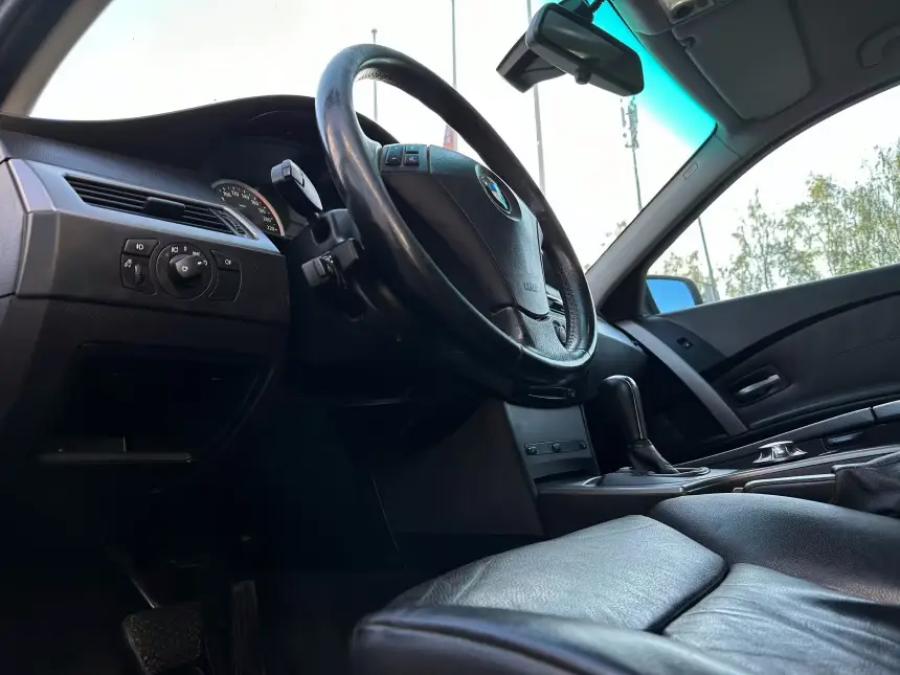 Grey BMW 530 2004 in Riga, with an engine capacity of 3.00 L and mileage of 279 thousand km for 3290 €, photo 18 on AUTOMOTO.COM.LV