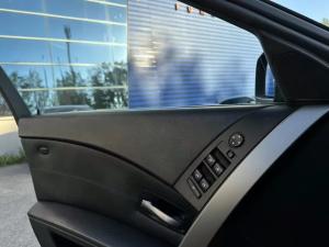 Grey BMW 530 2004 in Riga, with an engine capacity of 3.00 L and mileage of 279 thousand km for 3290 €, photo 19 on AUTOMOTO.COM.LV