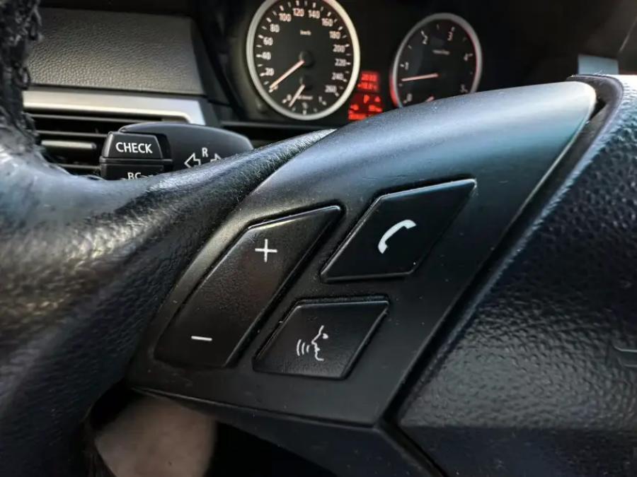 Grey BMW 530 2004 in Riga, with an engine capacity of 3.00 L and mileage of 279 thousand km for 3290 €, photo 23 on AUTOMOTO.COM.LV