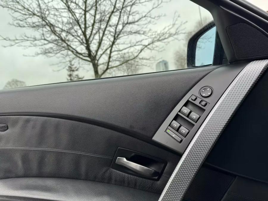 Grey BMW 530 2005 in Riga, with an engine capacity of 3.00 L and mileage of 312 thousand km for 3990 €, photo 27 on AUTOMOTO.COM.LV
