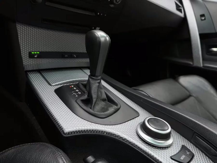 Grey BMW 530 2005 in Riga, with an engine capacity of 3.00 L and mileage of 312 thousand km for 3990 €, photo 30 on AUTOMOTO.COM.LV