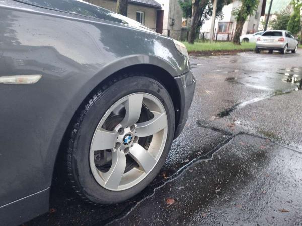 Pelēks BMW 530 2005 Alīta, ar dzinēja tilpumu 3.00 L un nobraukumu 353 tūkst. km par 2350 €, foto 6 vietnē AUTOMOTO.COM.LV