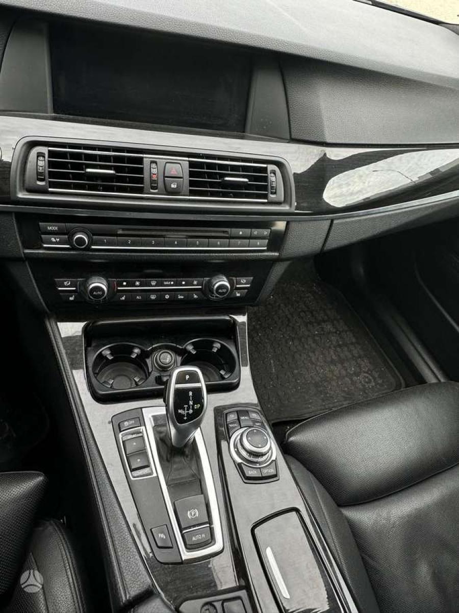 Grey BMW 530 2010 in Vilnius, with an engine capacity of 2.99 L and mileage of 320 thousand km for 7200 €, photo 13 on AUTOMOTO.COM.LV