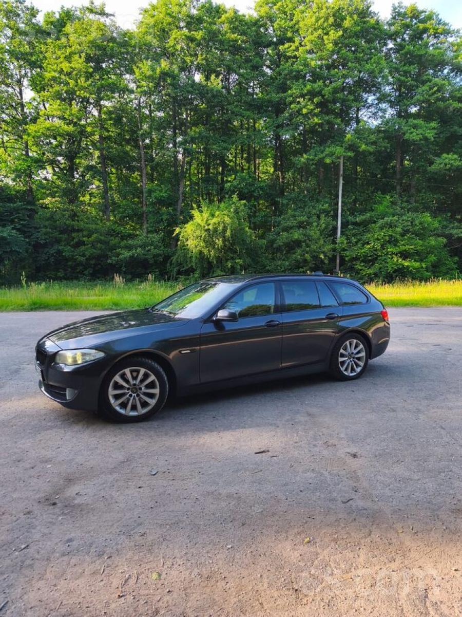 Grey BMW 530 2010 in Liepaja, with an engine capacity of 3.00 L and mileage of 309 thousand km for 7200 €, photo 3 on AUTOMOTO.COM.LV