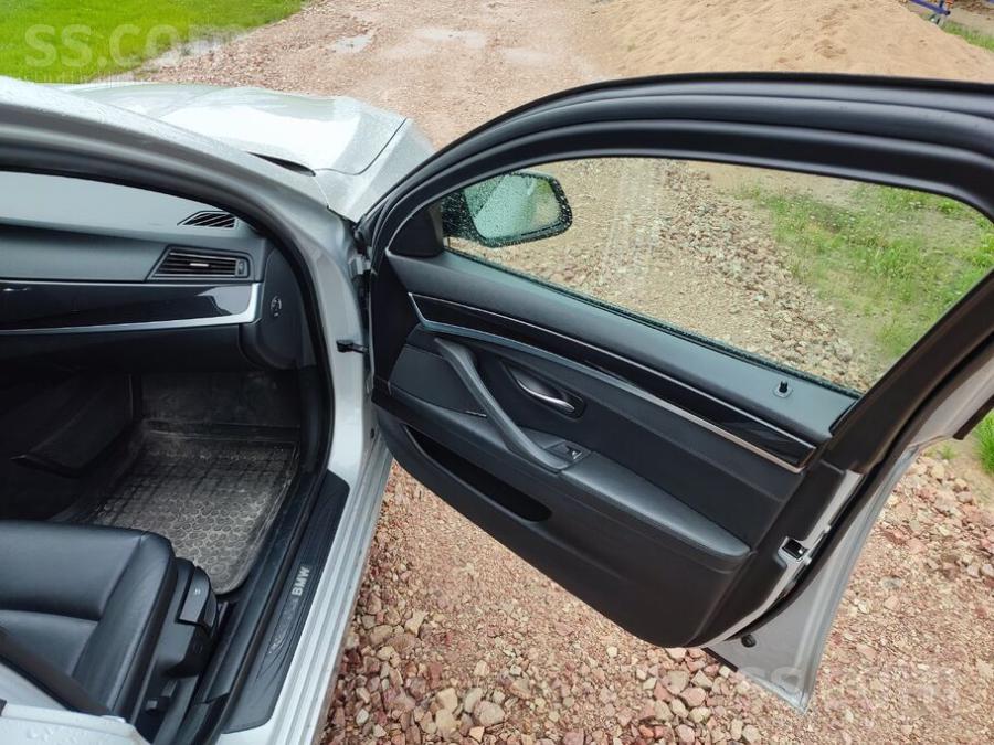 Grey BMW 530 2010 in Jelgava, with an engine capacity of 3.00 L and mileage of 284 thousand km for 8300 €, photo 21 on AUTOMOTO.COM.LV
