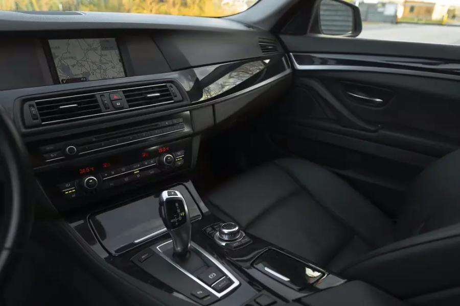 Pelēks BMW 530 2011 Jelgava, ar dzinēja tilpumu 3.00 L un nobraukumu 314 tūkst. km par 9200 €, foto 11 vietnē AUTOMOTO.COM.LV