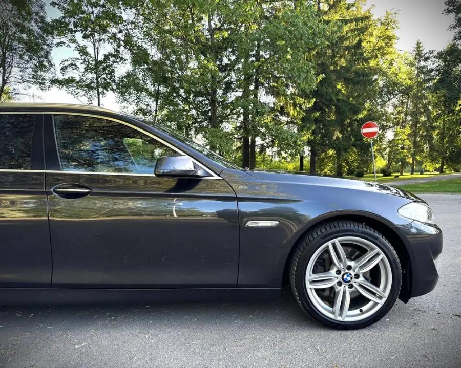 Grey BMW 530 2011 in Jurmala, with an engine capacity of 3.00 L and mileage of 280 thousand km for 9399 €, photo 13 on AUTOMOTO.COM.LV