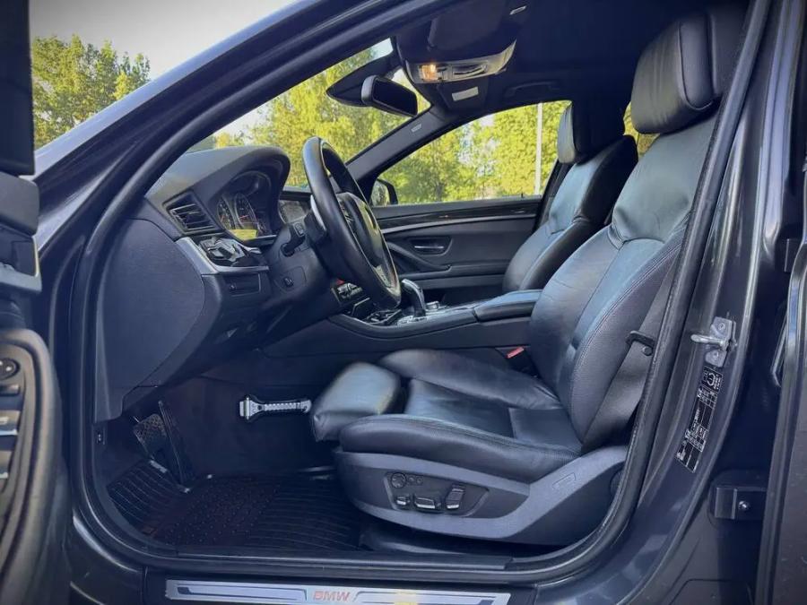 Grey BMW 530 2011 in Jurmala, with an engine capacity of 3.00 L and mileage of 280 thousand km for 9399 €, photo 15 on AUTOMOTO.COM.LV