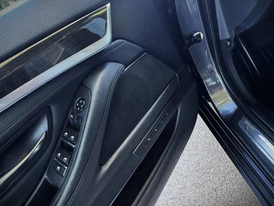 Grey BMW 530 2011 in Jurmala, with an engine capacity of 3.00 L and mileage of 280 thousand km for 9399 €, photo 22 on AUTOMOTO.COM.LV