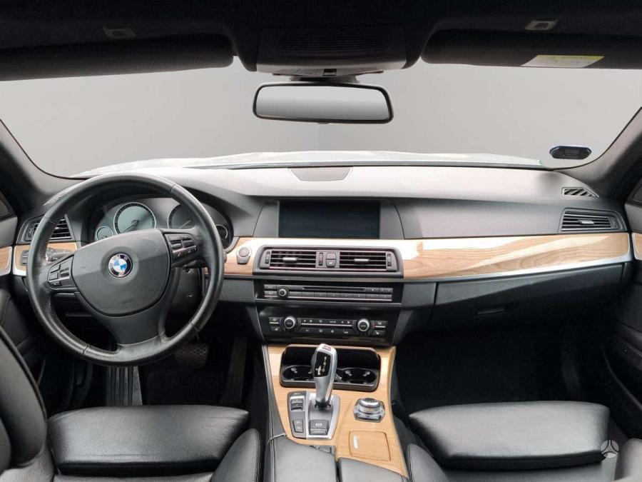 Grey BMW 530 2012 in Vilnius, with an engine capacity of 3.00 L and mileage of 288 thousand km for 3999 €, photo 12 on AUTOMOTO.COM.LV