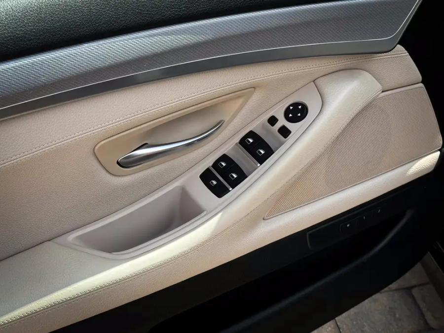 Grey BMW 530 2013 in Riga, with an engine capacity of 3.00 L and mileage of 295 thousand km for 9900 €, photo 16 on AUTOMOTO.COM.LV