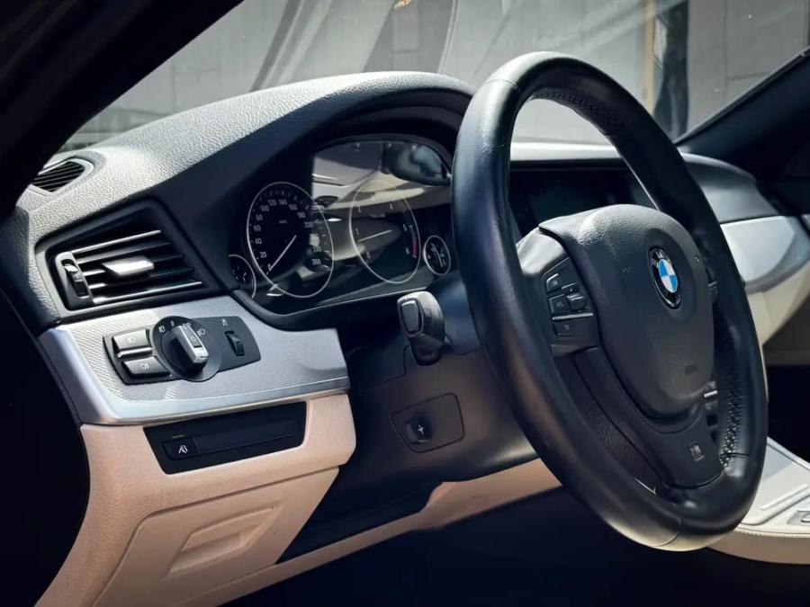 Grey BMW 530 2013 in Riga, with an engine capacity of 3.00 L and mileage of 295 thousand km for 9900 €, photo 17 on AUTOMOTO.COM.LV