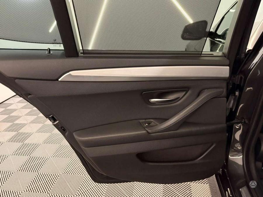 Pelēks BMW 530 2013 Marijampole, ar dzinēja tilpumu 2.99 L un nobraukumu 310 tūkst. km par 10950 €, foto 18 vietnē AUTOMOTO.COM.LV