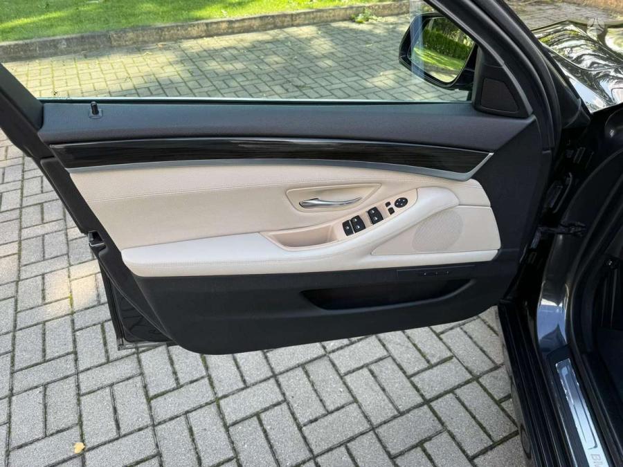 Grey BMW 530 2013 in Marijampole, with an engine capacity of 2.99 L and mileage of 270 thousand km for 9300 €, photo 17 on AUTOMOTO.COM.LV