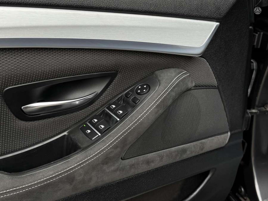 Pelēks BMW 530 2014 Jonava, ar dzinēja tilpumu 3.00 L un nobraukumu 299 tūkst. km par 10499 €, foto 37 vietnē AUTOMOTO.COM.LV