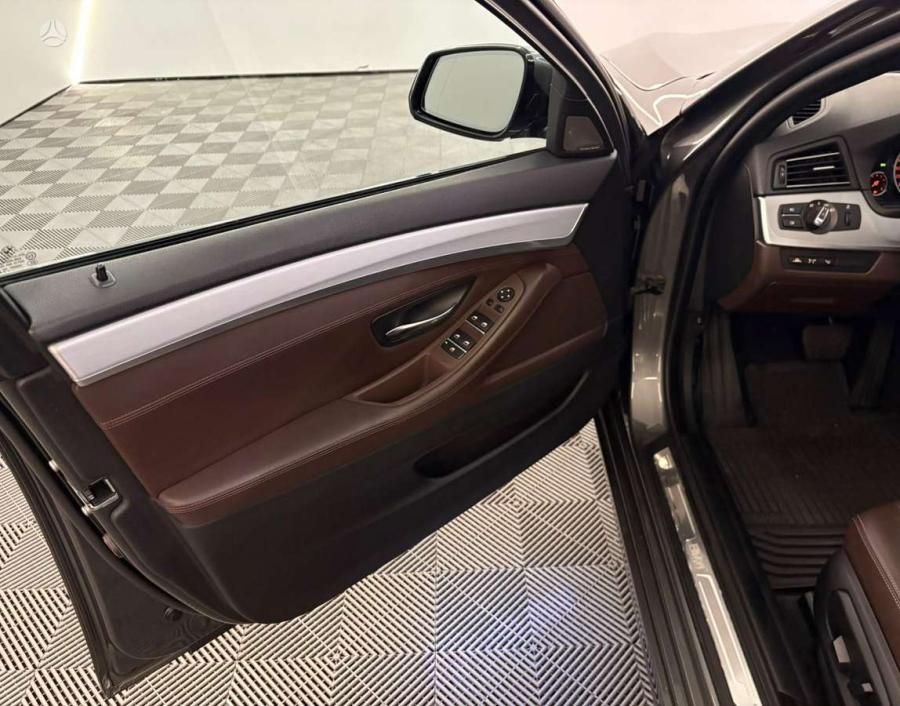 Pelēks BMW 530 2014 Marijampole, ar dzinēja tilpumu 2.99 L un nobraukumu 243 tūkst. km par 11650 €, foto 31 vietnē AUTOMOTO.COM.LV