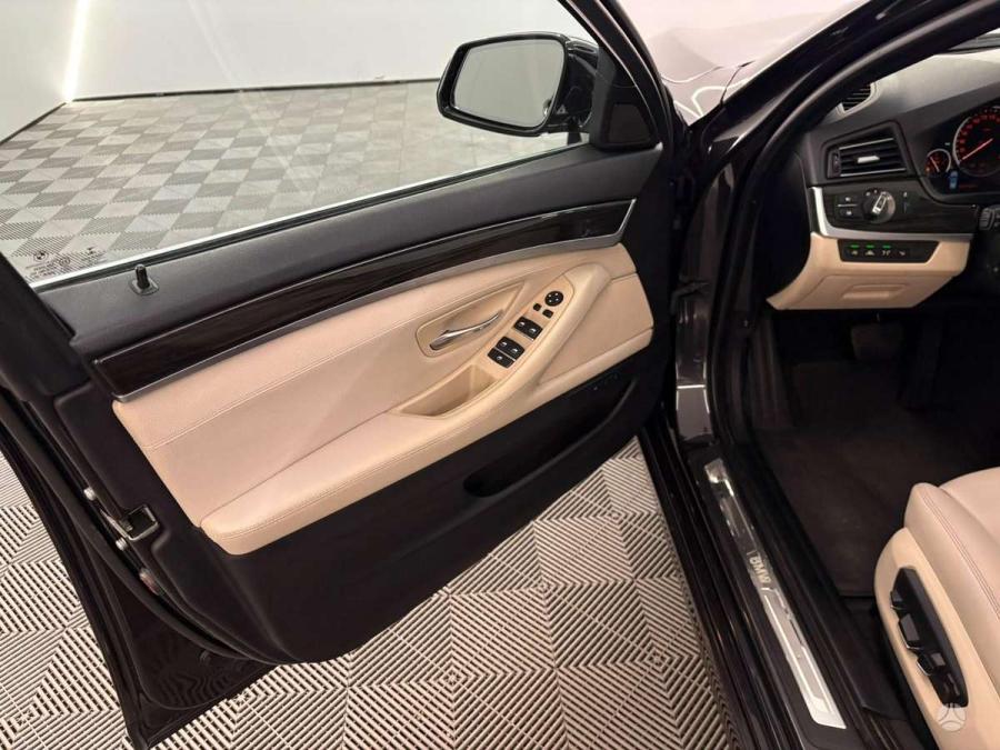 Pelēks BMW 530 2015 Marijampole, ar dzinēja tilpumu 2.99 L un nobraukumu 331 tūkst. km par 10999 €, foto 31 vietnē AUTOMOTO.COM.LV