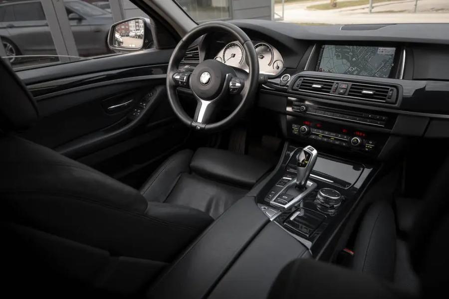 Grey BMW 530 2016 in Jelgava, with an engine capacity of 3.00 L and mileage of 269 thousand km for 12650 €, photo 12 on AUTOMOTO.COM.LV