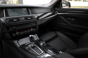 Grey BMW 530 2016 in Jelgava, with an engine capacity of 3.00 L and mileage of 269 thousand km for 12650 €, photo 13 on AUTOMOTO.COM.LV