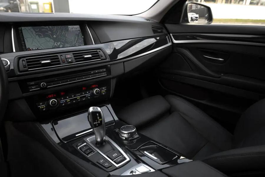 Grey BMW 530 2016 in Jelgava, with an engine capacity of 3.00 L and mileage of 269 thousand km for 12650 €, photo 13 on AUTOMOTO.COM.LV