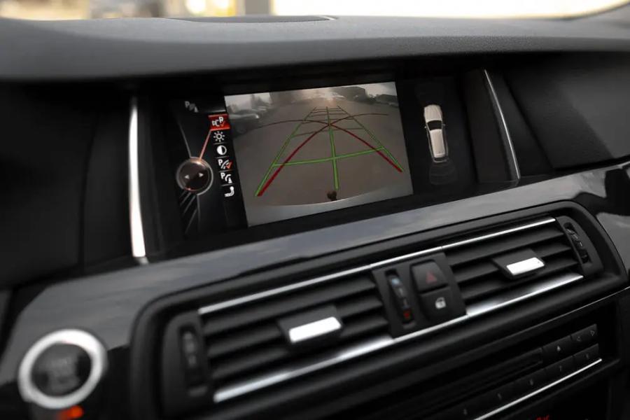 Grey BMW 530 2016 in Jelgava, with an engine capacity of 3.00 L and mileage of 269 thousand km for 12650 €, photo 16 on AUTOMOTO.COM.LV