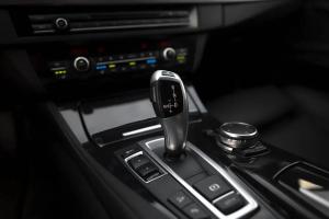 Grey BMW 530 2016 in Jelgava, with an engine capacity of 3.00 L and mileage of 269 thousand km for 12650 €, photo 17 on AUTOMOTO.COM.LV