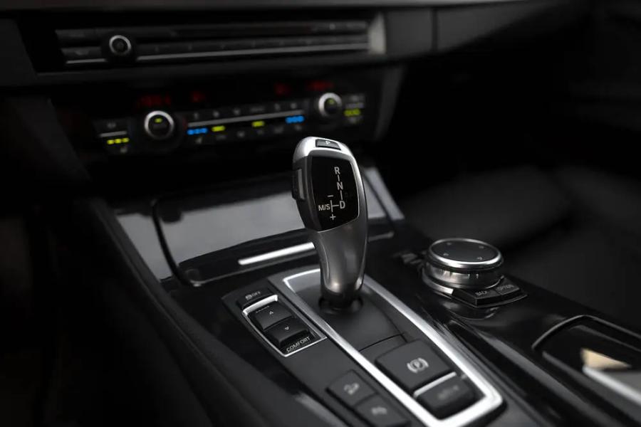Grey BMW 530 2016 in Jelgava, with an engine capacity of 3.00 L and mileage of 269 thousand km for 12650 €, photo 17 on AUTOMOTO.COM.LV