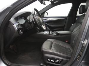 Grey BMW 530 2017 in Vilnius, with an engine capacity of 3.00 L and mileage of 243 thousand km for 19799 €, photo 5 on AUTOMOTO.COM.LV