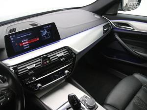 Grey BMW 530 2017 in Vilnius, with an engine capacity of 3.00 L and mileage of 243 thousand km for 19799 €, photo 22 on AUTOMOTO.COM.LV