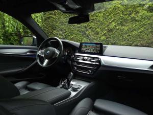 Grey BMW 530 2017 in Kaunas, with an engine capacity of 3.00 L and mileage of 279 thousand km for 19950 €, photo 16 on AUTOMOTO.COM.LV
