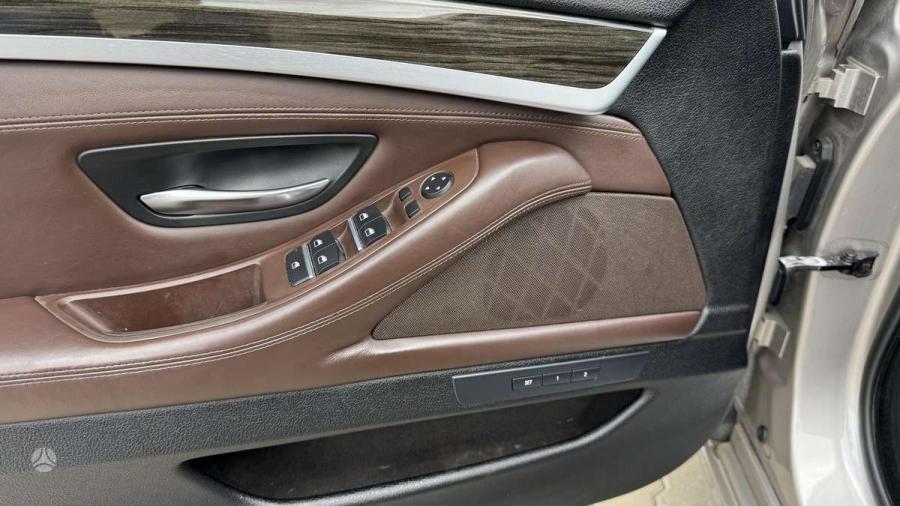 Grey BMW 530 2017 in Vilnius, with an engine capacity of 2.99 L and mileage of 235 thousand km for 13990 €, photo 16 on AUTOMOTO.COM.LV