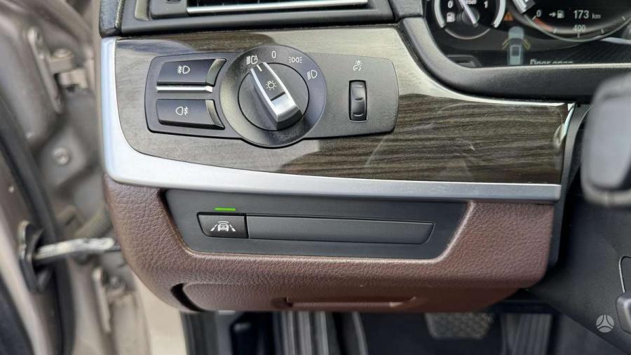 Grey BMW 530 2017 in Vilnius, with an engine capacity of 2.99 L and mileage of 235 thousand km for 13990 €, photo 34 on AUTOMOTO.COM.LV
