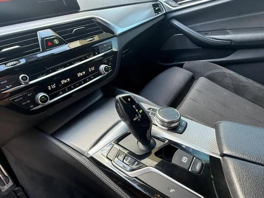 Grey BMW 530 2018 in Rezekne, with an engine capacity of 3.00 L and mileage of 270 thousand km for 20990 €, photo 10 on AUTOMOTO.COM.LV