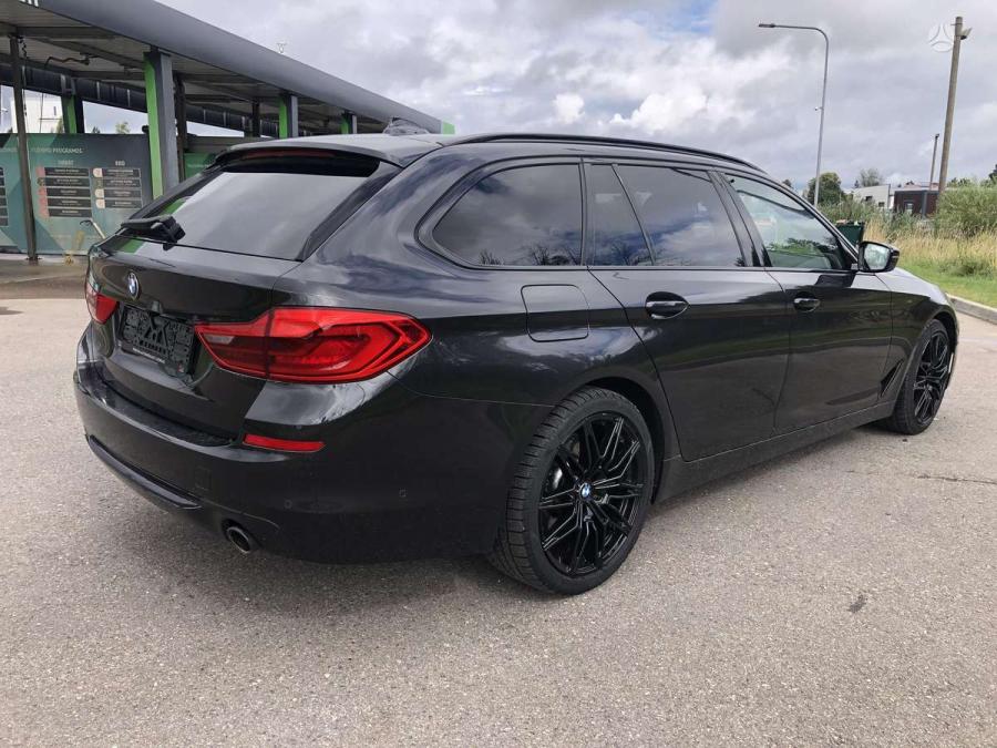 Grey BMW 530 2018 in Utena, with an engine capacity of 3.00 L and mileage of 221 thousand km for 16999 €, photo 5 on AUTOMOTO.COM.LV
