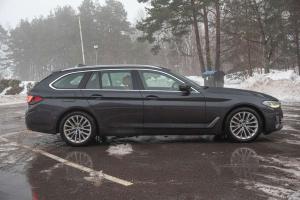 Grey BMW 530 2021 in Elektrenai, with an engine capacity of 2.99 L and mileage of 242 thousand km for 27550 €, photo 4 on AUTOMOTO.COM.LV