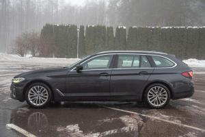 Grey BMW 530 2021 in Elektrenai, with an engine capacity of 2.99 L and mileage of 242 thousand km for 27550 €, photo 8 on AUTOMOTO.COM.LV