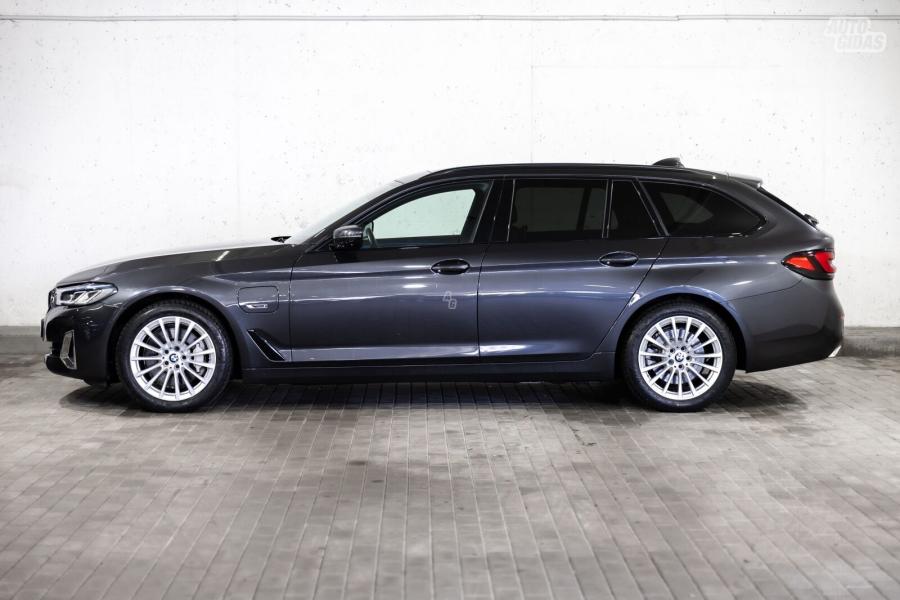 Grey BMW 530 2021 in Vilnius, with an engine capacity of 2.00 L and mileage of 91 thousand km for 34841 €, photo 4 on AUTOMOTO.COM.LV