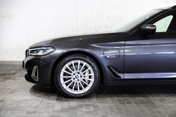 Pelēks BMW 530 2021 Viļņa, ar dzinēja tilpumu 2.00 L un nobraukumu 91 tūkst. km par 34841 €, foto 5 vietnē AUTOMOTO.COM.LV