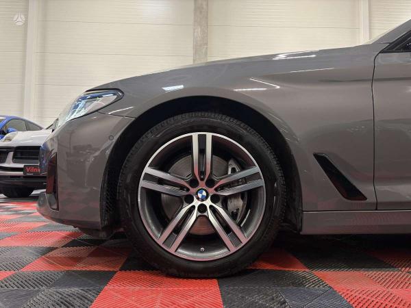 Grey BMW 530 2021 in Vilnius, with an engine capacity of 2.99 L and mileage of 234 thousand km for 25600 €, photo 9 on AUTOMOTO.COM.LV